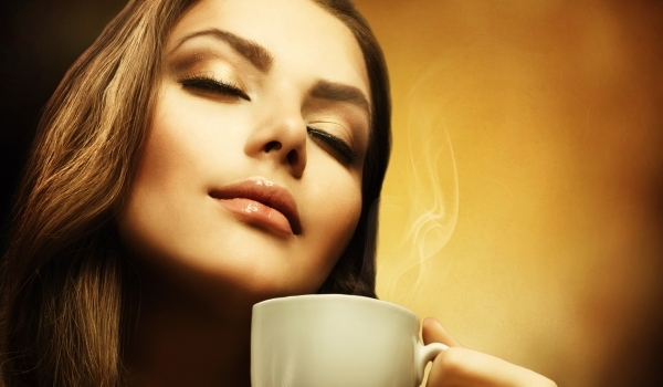 Două ceşti de cafea pe zi protejează femeile de depresie