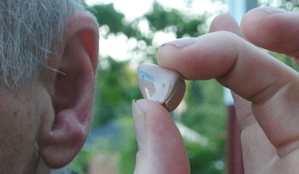 Ai probleme de auz? Rişti să te dezechilibrezi si să cazi