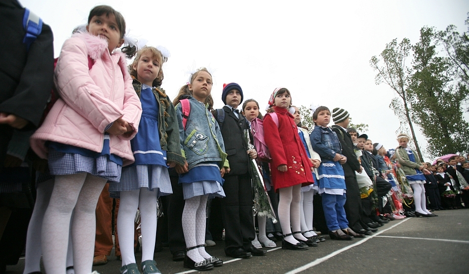 Elevi, spuneţi adio chiulului: uniformele şcolare anunţă automat părinţii!