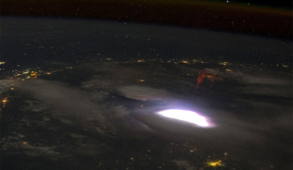 Un fenomen misterios a fost fotografiat de astronauţi