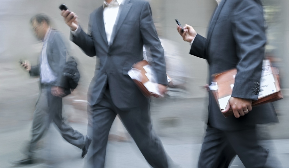 Telefonul mobil are mai mulţi microbi decât capacul de la WC? De ce?