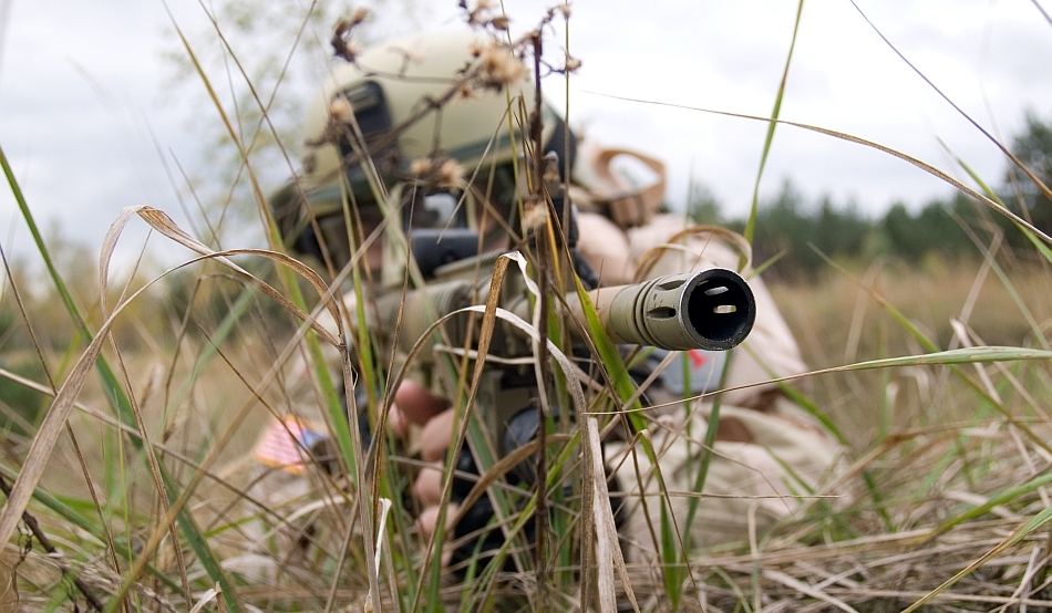 Născut în zodia glonţului: viaţa şi moartea celui mai bun lunetist din ...