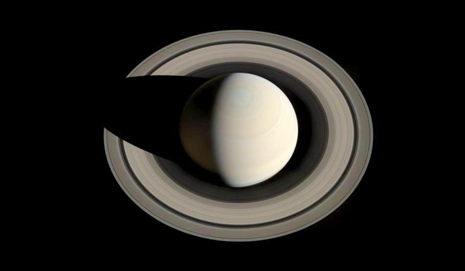 Saturn, în toată splendoarea sa: vederea "de sus" a planetei este una ...