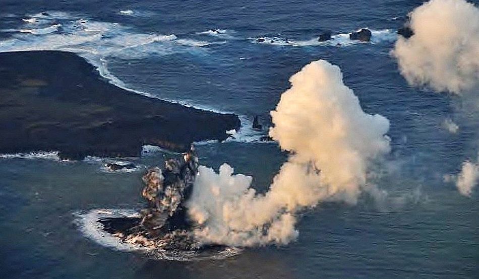 O nouă insulă a apărut fumegând în Oceanul Pacific. Filmările au ...