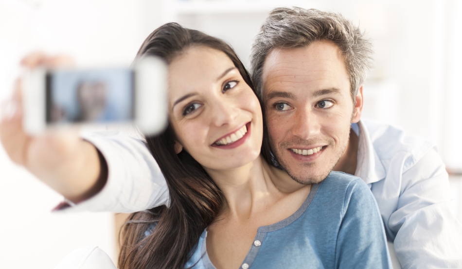 Ce riscaţi dacă publicaţi pe Facebook multe selfie-uri cu partenerul ...
