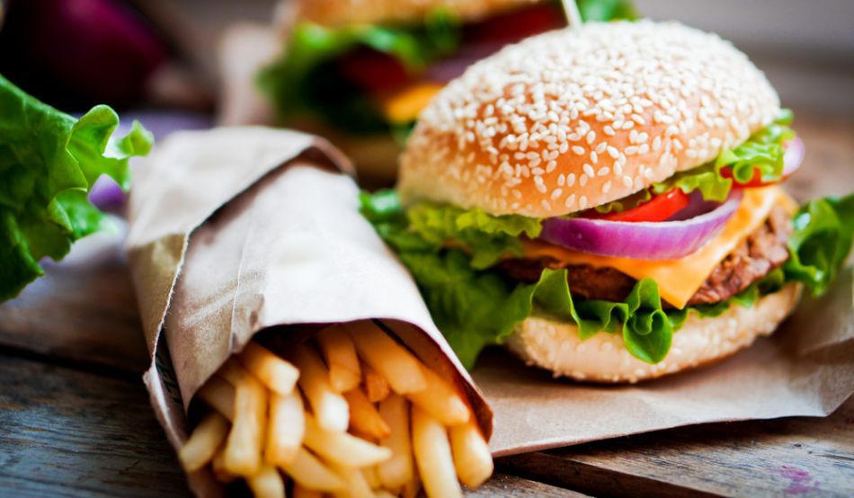 Experiment: ce se întâmplă dacă ţinem pe masă timp de 2 ani sandvişuri ...