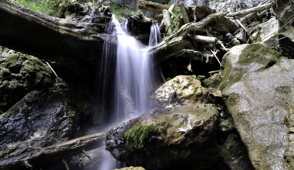 Drumul de acces la Cascada Tamina, unul dintre cele mai frumoase ...