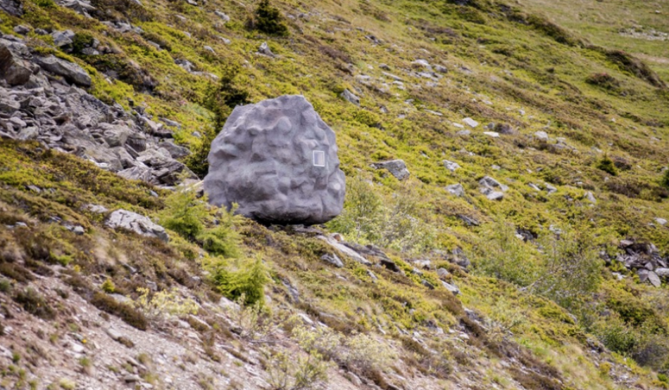 Acest bolovan din Alpi este, în realitate, o cabană perfect camuflată ...