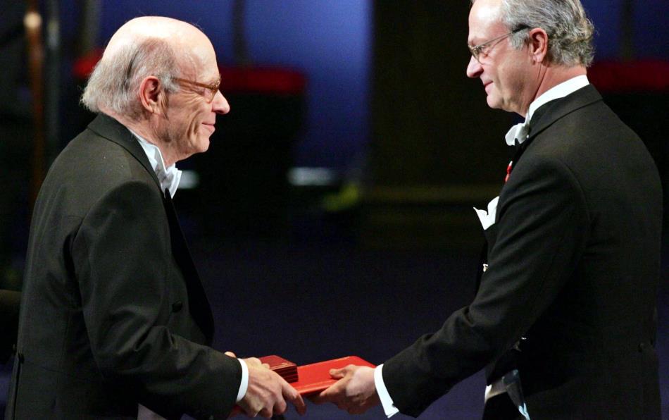 Irwin Rose, laureat al premiului Nobel pentru chimie pe anul 2004, a ...