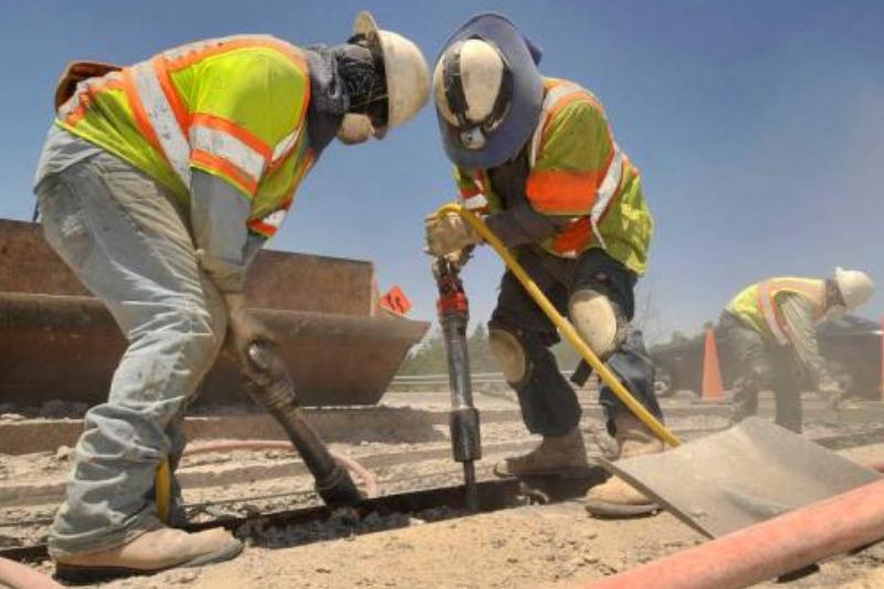 Un muncitor a dat întâmplător peste o COMOARĂ URIAŞĂ în timpul unor ...