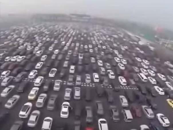 Sute de MII de chinezi, blocaţi pe o autostradă cu 50 de benzi din ...