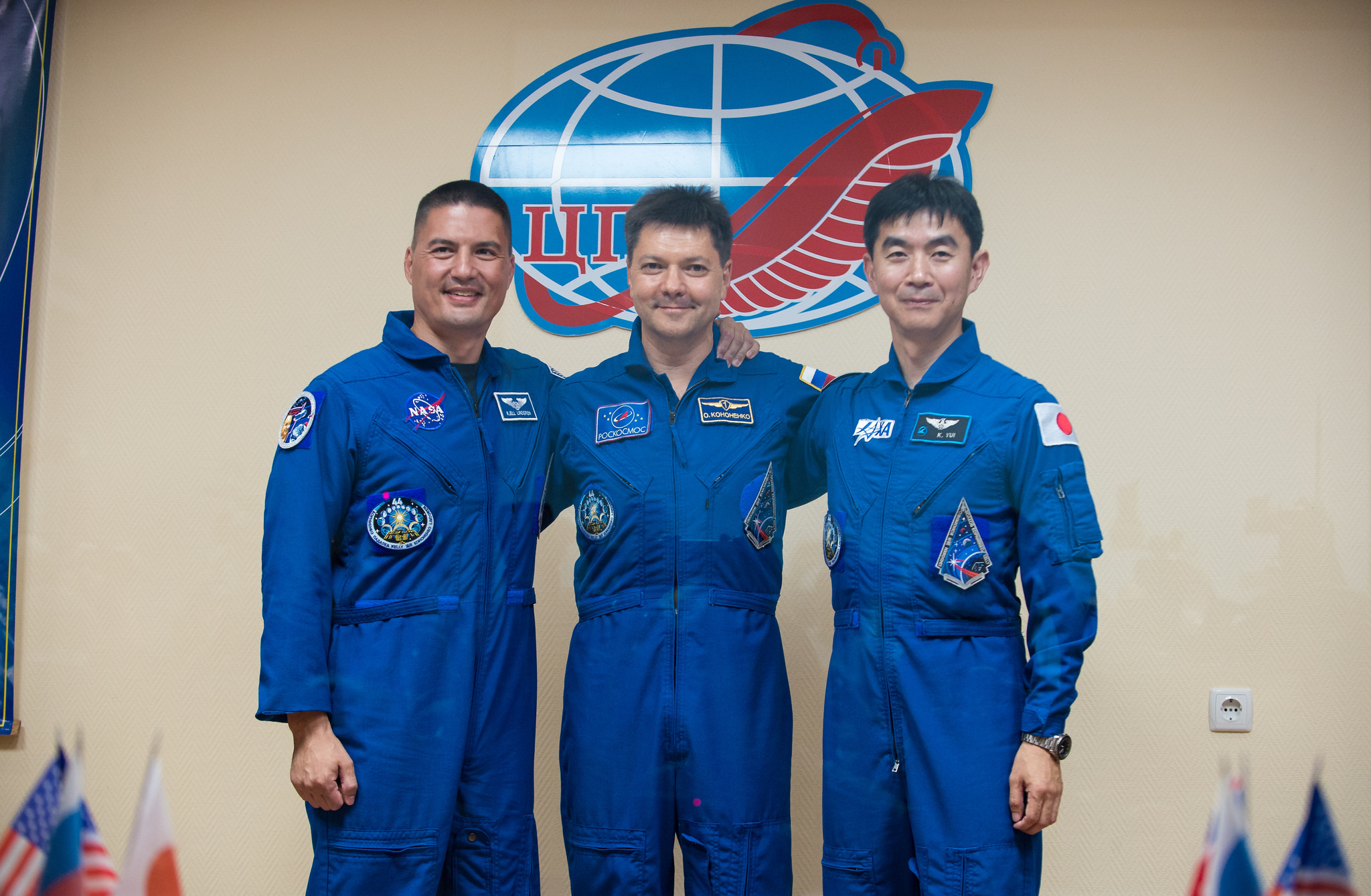 Trei astronauţi au revenit cu bine pe Terra, după o misiune de aproape ...