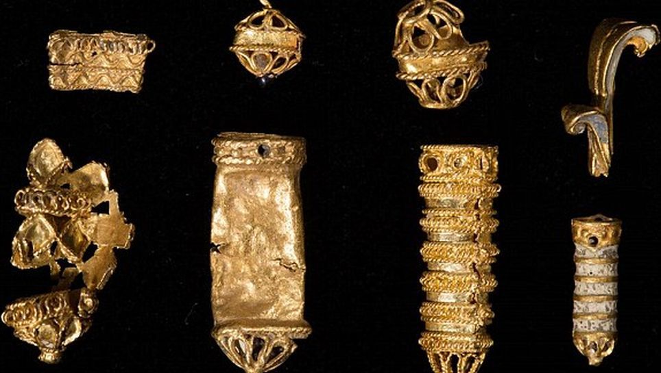 Vânătorii de comori au căutat amănunţit malurile acestui râu şi au ...