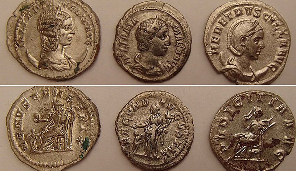 Un miniexcavator a scos la lumină o comoară de monede romane rare