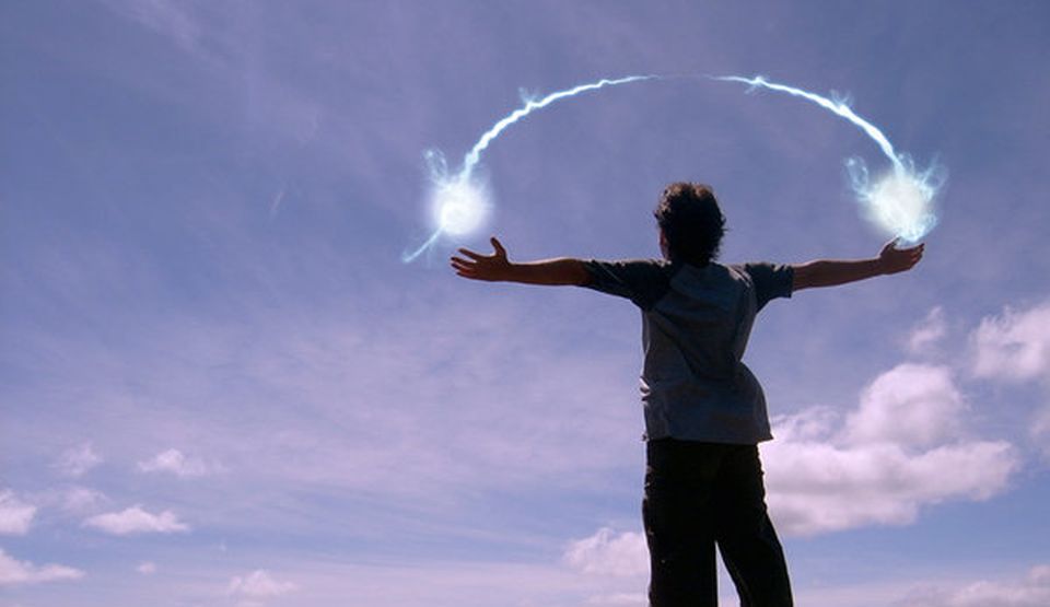 Din degetele unui american a început să ţâşnească curent electric. Care ...