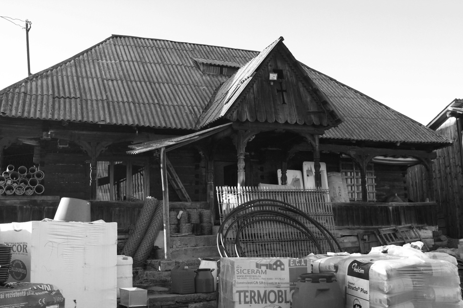 Cum arată o casă tradiţională de lemn recondiţionată de o echipă de ...