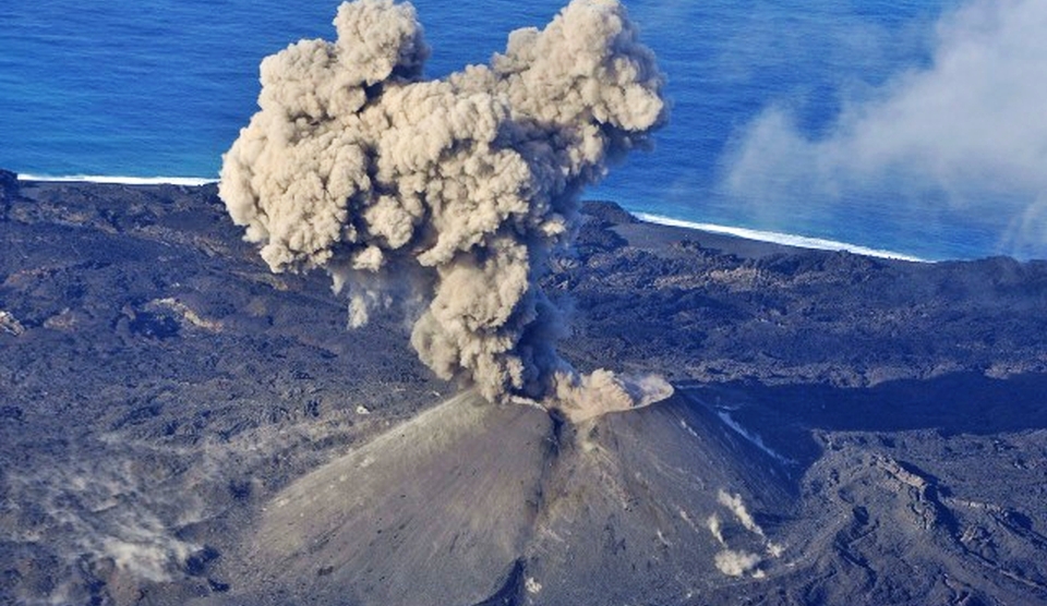 Vulcanul de pe insula japoneză Nishinoshima a erupt din nou. ''Terenul ...