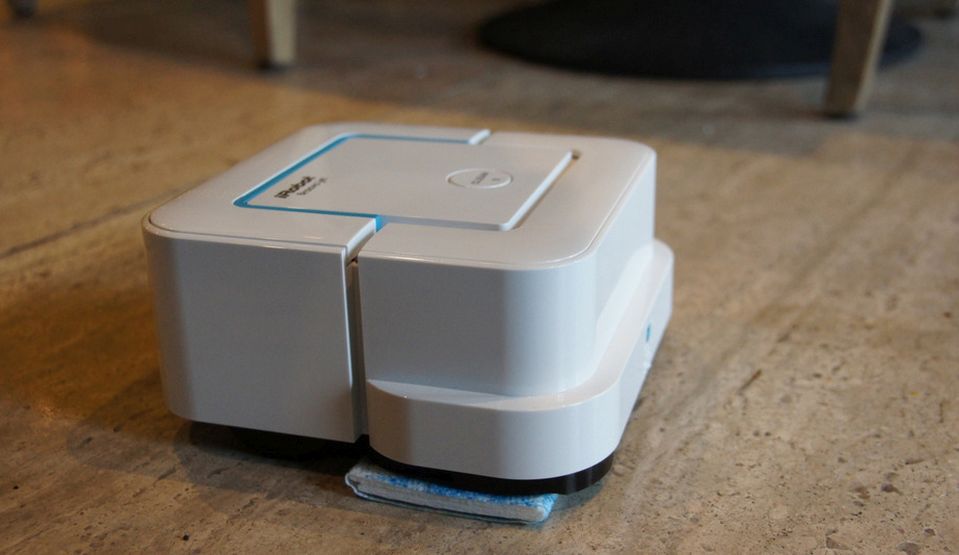 Braava Jet, robotul care curăţă podeaua. Cât costă