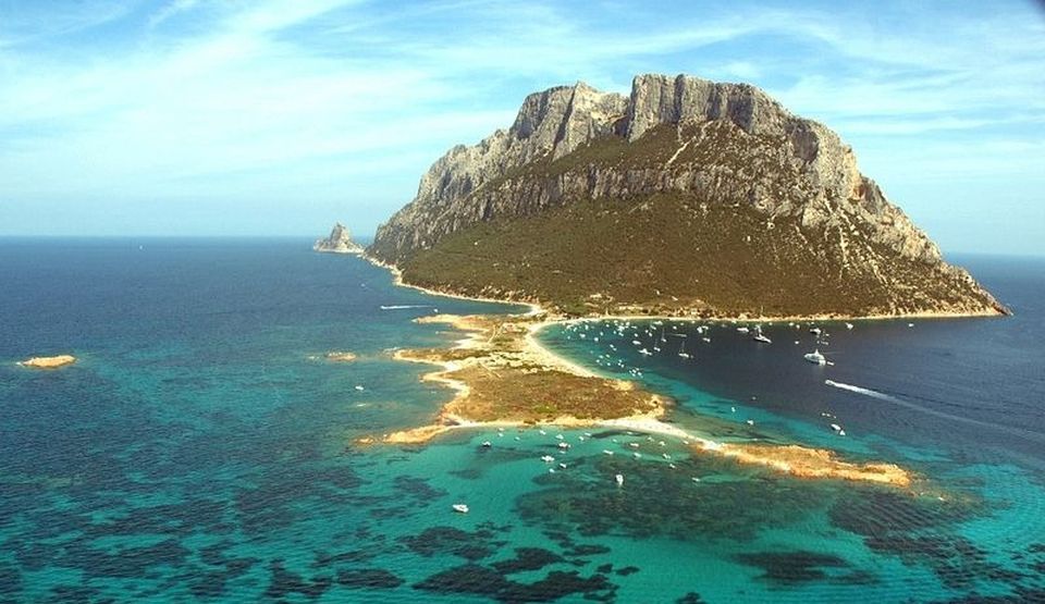 Tavolara, insula din largul coastelor Sardiniei care găzduieşte cel mai ...