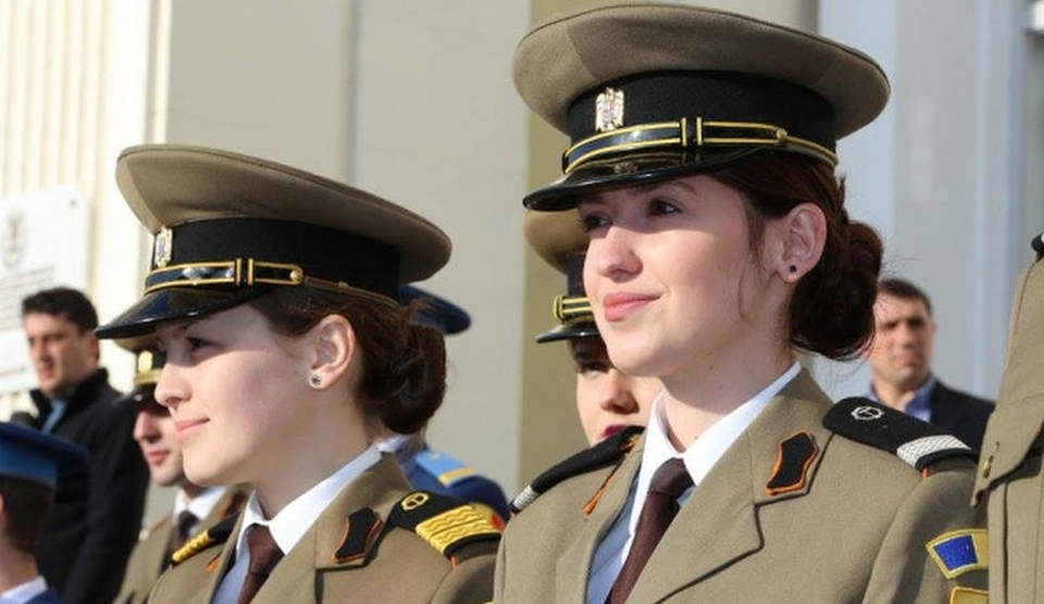 Armata feminină sau ce soldaţi ies la paradele miliare în fuste mini – FOTO