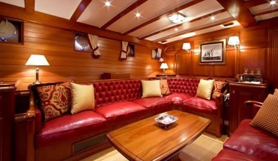 ''Comoara'' sângeroasă care a stat ascunsă pe cel mai rapid şi luxos ...