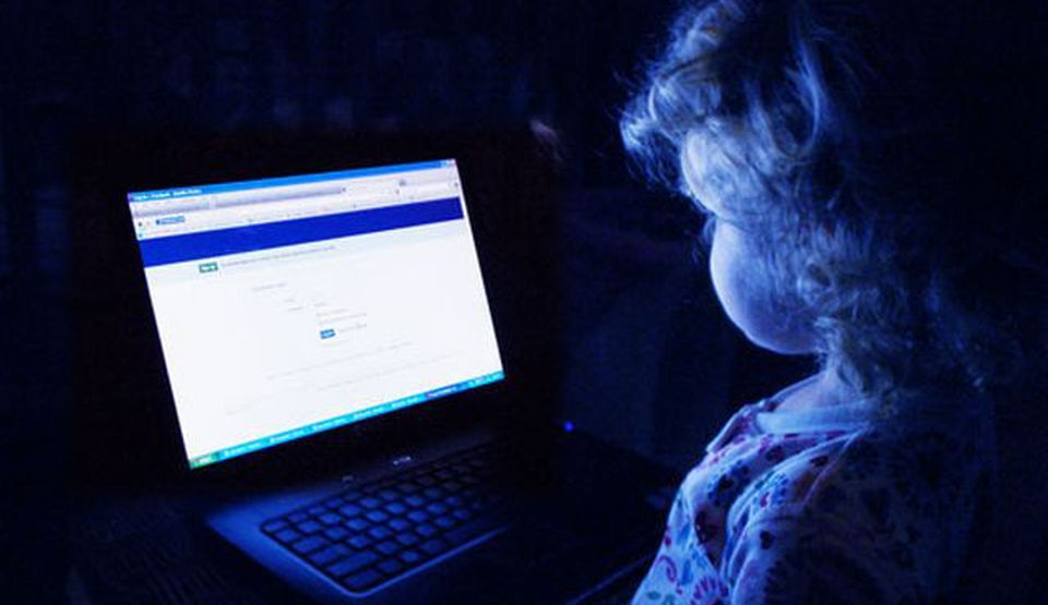 Copiii crescuţi pe Facebook. Părinţii români insistă să publice online ...