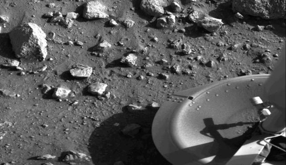 Cum arată prima fotografie realizată pe Marte. Imaginea a fost obţinută ...