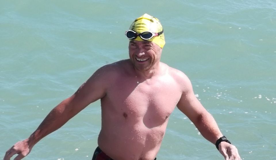 Un român a reuşit, ÎN PREMIERĂ, să traverseze înot Canalul Mânecii fără ...