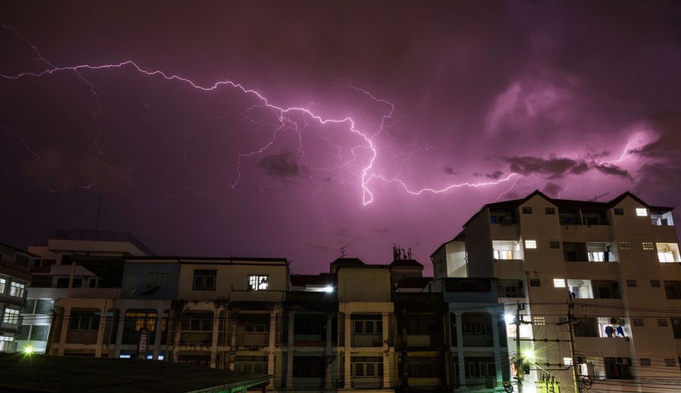 Record EXTREM: Cel mai lung fulger orizontal din lume. A fost mare cât ...