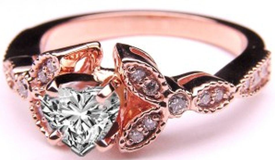 Noile bijuterii conţin aur roz, lila şi negru