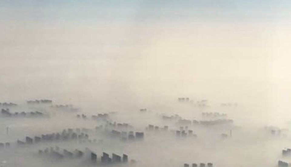 Cod ROŞU în China. Smogul a devenit atât de dens încât abia se mai văd ...