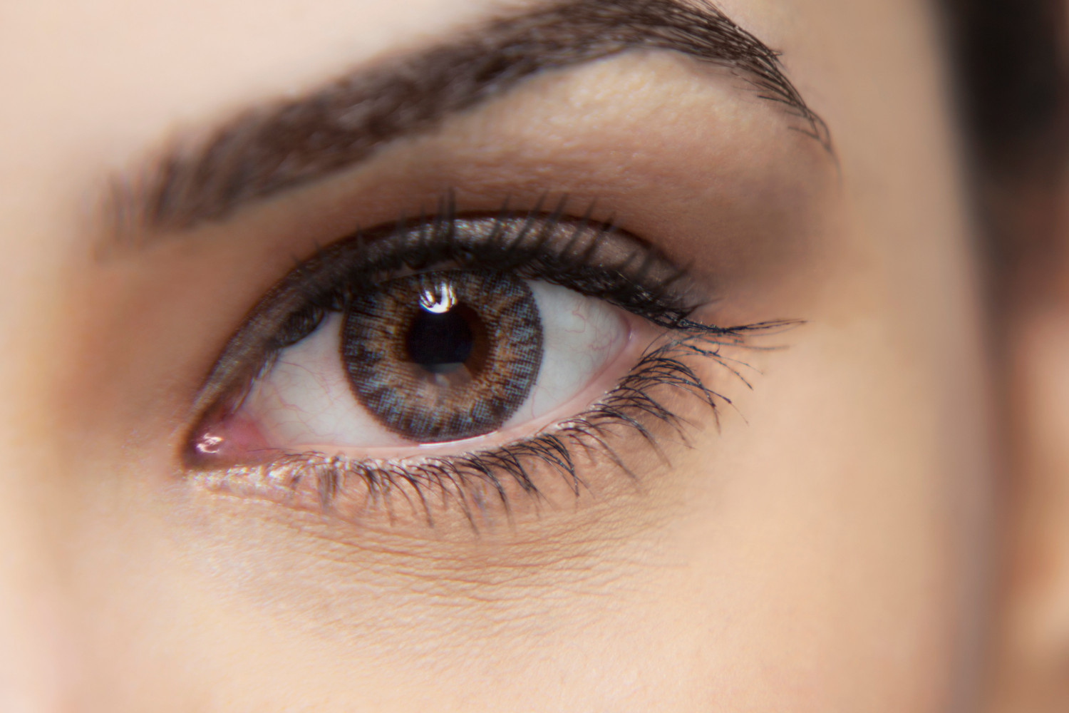 Simţi că ţi-a intrat ceva în ochi? Senzaţia care poate ascunde o ...