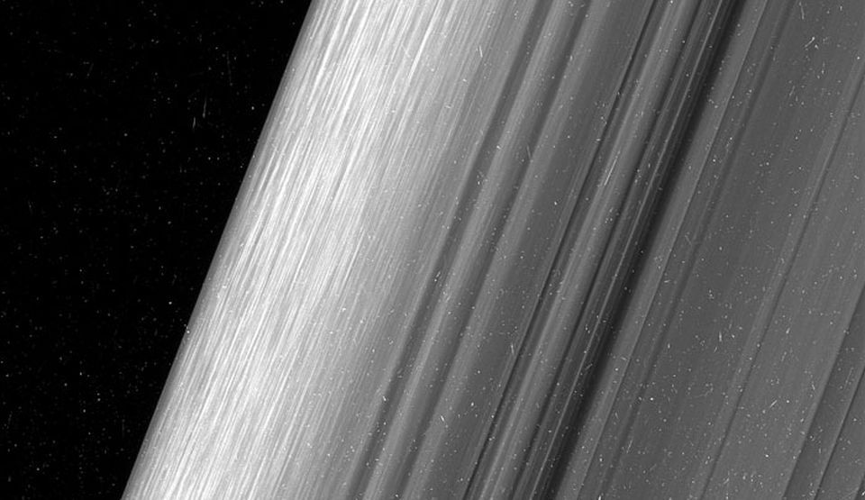 NASA a publicat imagini incredibile cu inele lui Saturn în timpul ...