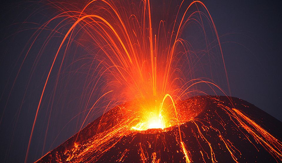 Vulcanul Şiveluci din Kamciatka a aruncat jeturi de lavă până la şapte ...