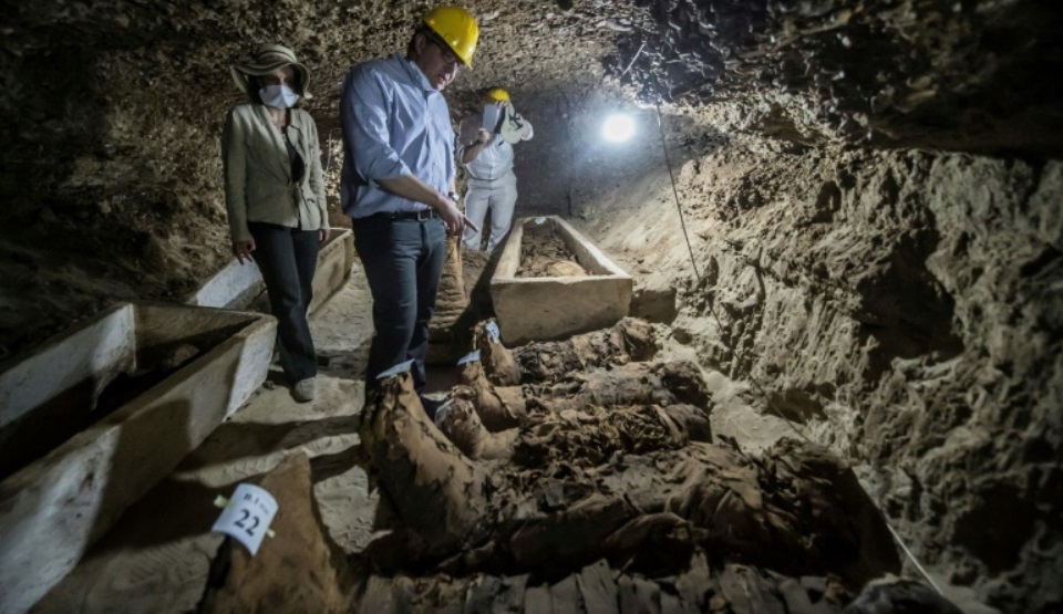 O catacombă cu 17 mumii a fost descoperită în Egipt. Este o ...