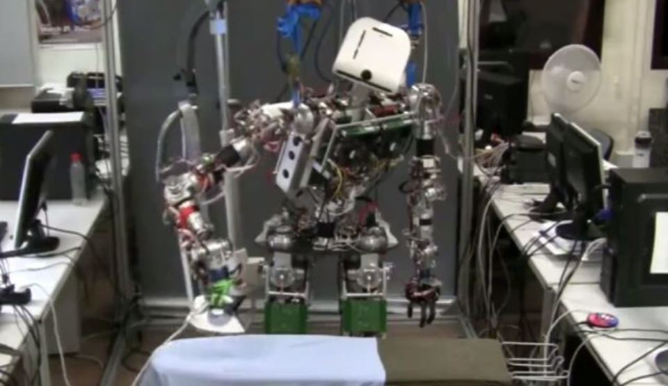 Un robot a învăţat să calce rufe şi o face mai bine ca mulţi oameni