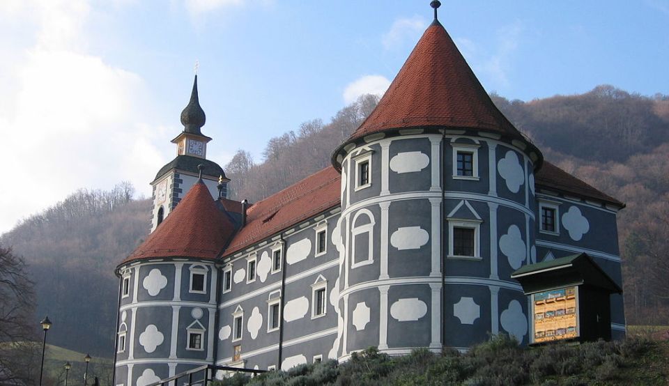 Cum arată castelul vândut pentru suma de 370.000 de euro