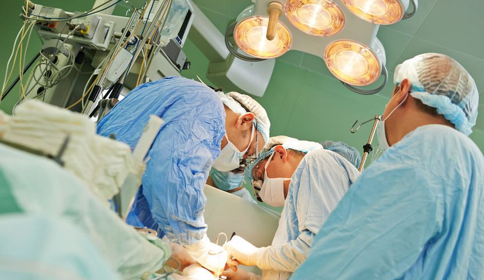 Primul transplant de cap a fost amânat. Cine este noul pacient care va ...