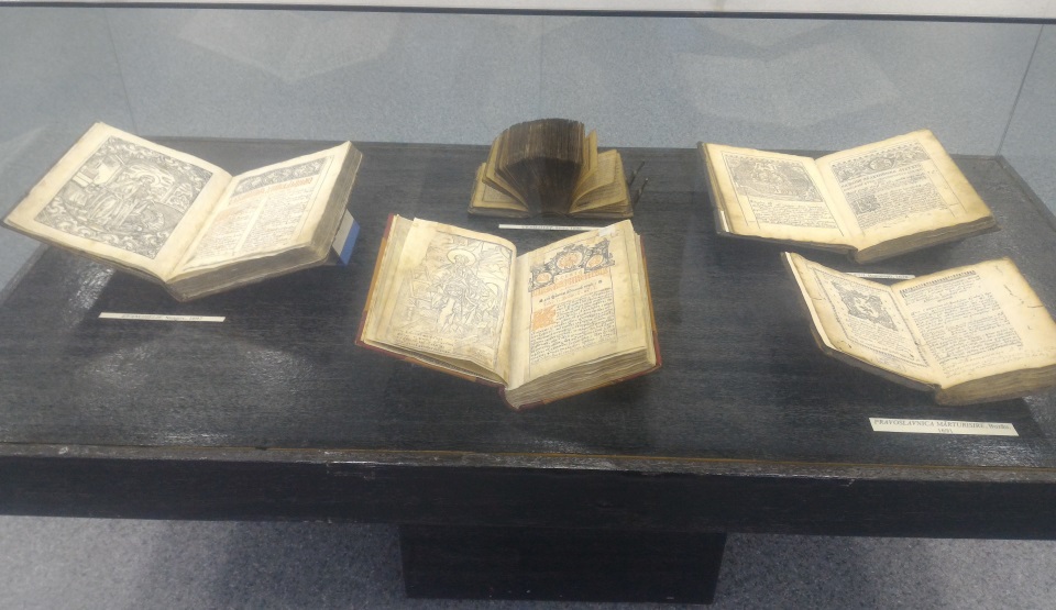 GALERIE FOTO. Cărţi vechi cu scrieri româneşti din secolele XVI-XVII au ...
