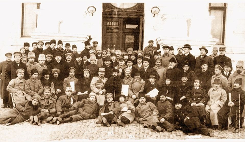 Ziarul apărut la 1 Decembrie 1918 în care se află programul Adunării ...