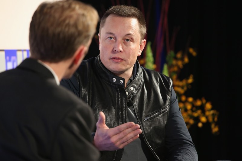Elon Musk a vândut 200 de plăci de surf într-o singură zi