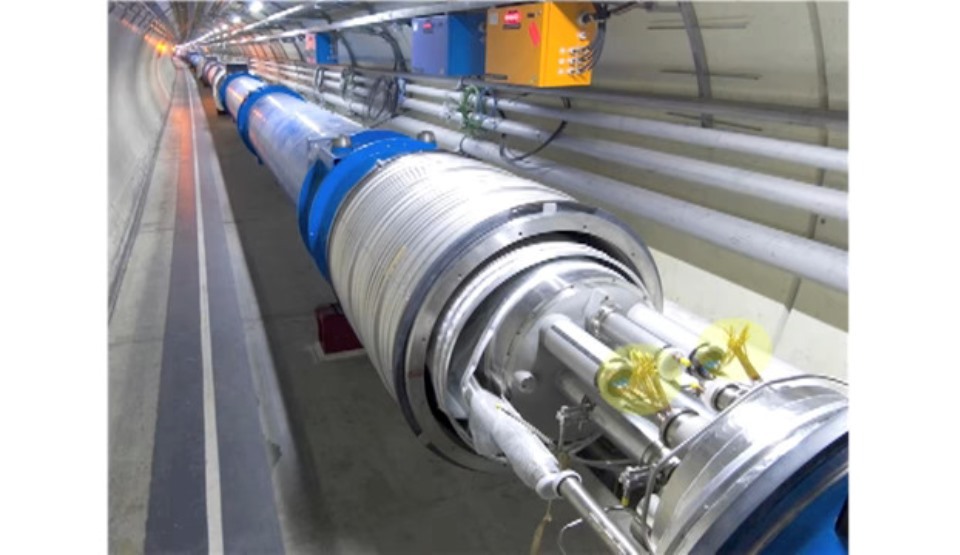 Acceleratorul de particule LHC a împlinit recent vârsta de 10 ani. Care ...