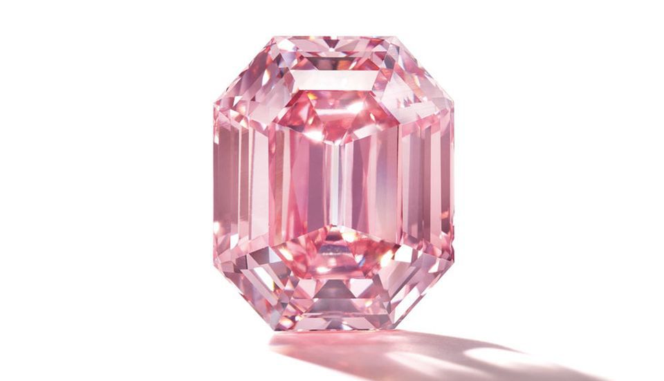 Un diamant roz foarte rar, scos la licitaţie pentru minim 30 de ...