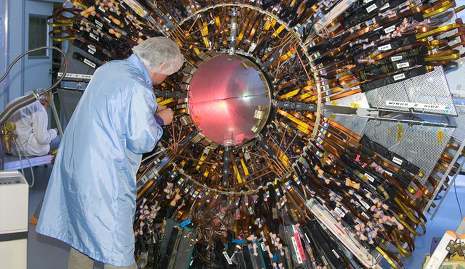 Acceleratorul de particule nu va distruge planeta, oamenii reprezintă ...