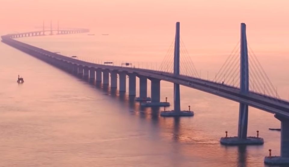 Chinezii au inaugurat cel mai lung pod peste mare din lume. Are şase ...