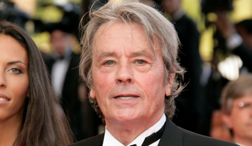 Unul dintre fii lui Alain Delon scrie o carte despre imposibila relaţie ...