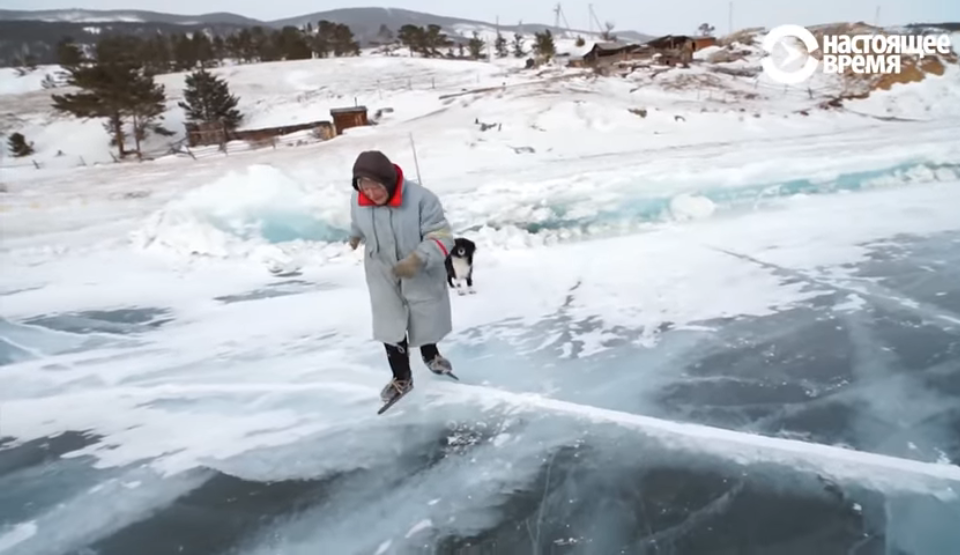 Cum s-a schimbat viaţa bătrânei care patinează pe lacul Baikal după ce ...