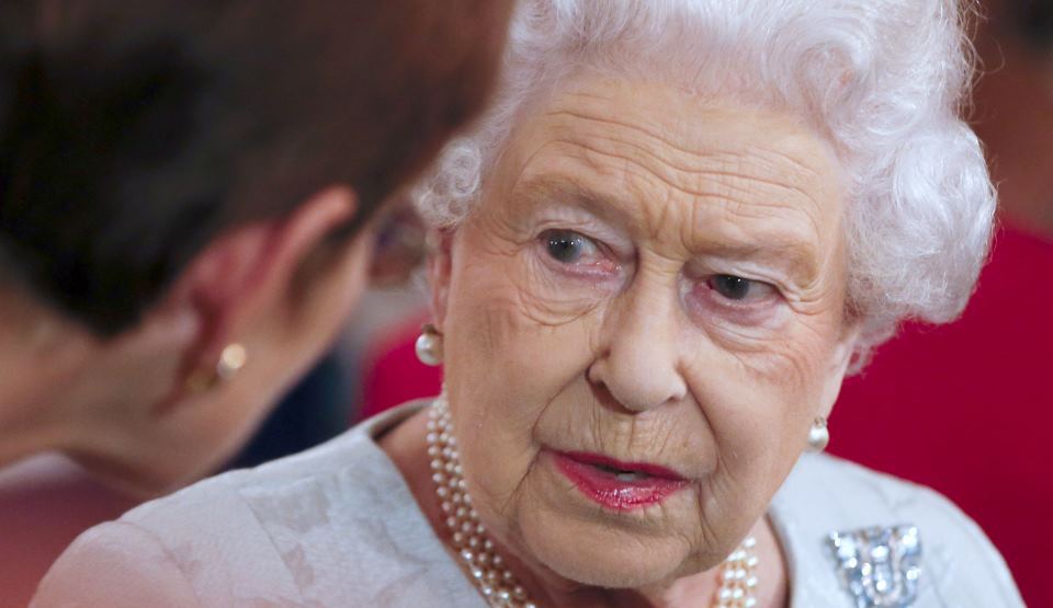 Regina Elizabeth, fotografiată cu o mână învineţită