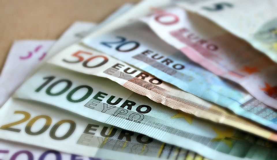Cum arată noile bancnote de 100 şi 200 de euro, puse în circulaţie de ...