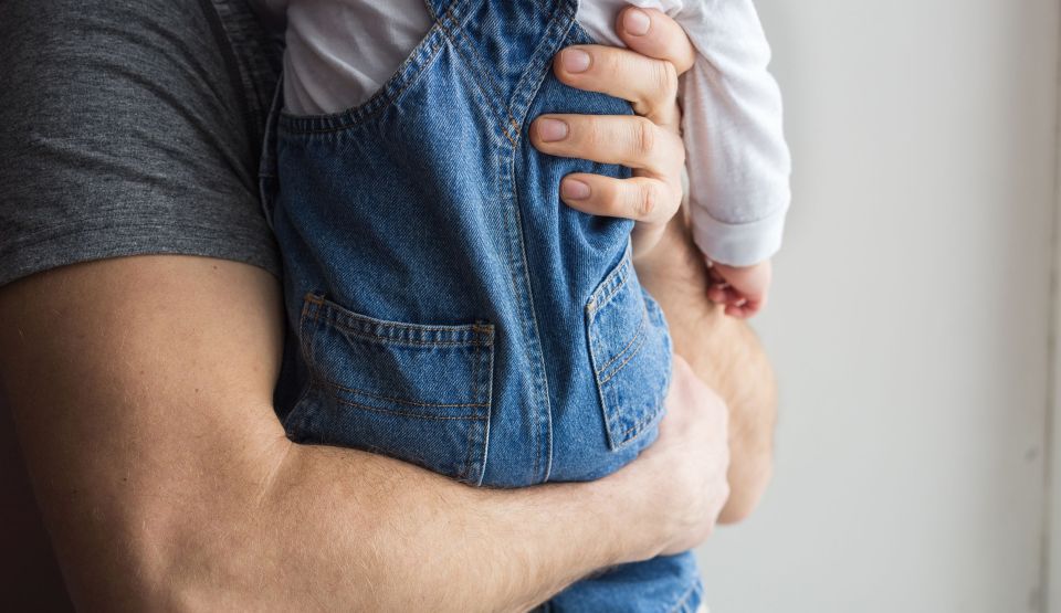 Bărbaţii care intră în concediu de creştere a copilului îşi doresc mai ...